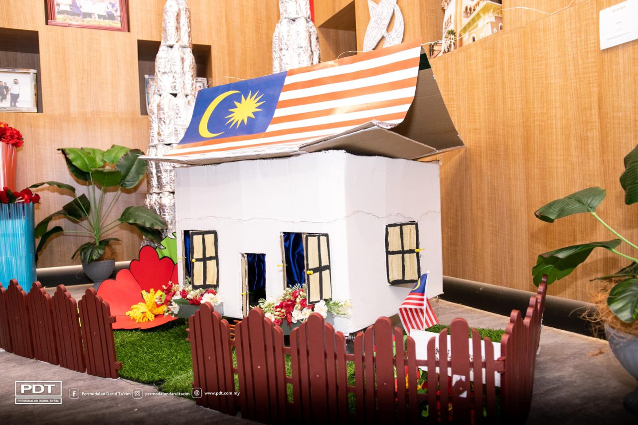 BARANG KITAR SEMULA HIASI SUDUT KEMERDEKAAN DAN SAMBUTAN HARI MALAYSIA ...